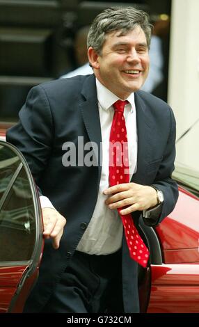 Gordon Brown arrives at 11 Downing Street Stock Photo - Alamy