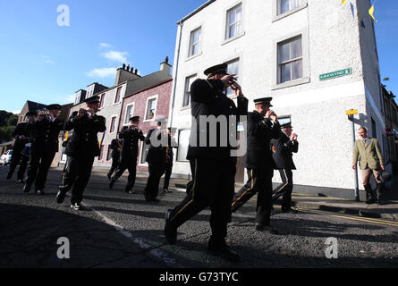 Halberdiers and the Drum and Fife band play outside the Borders Textile ...