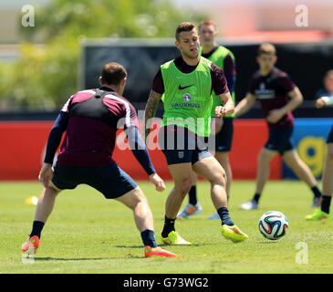 England's Jack Wilshere (left) and Wayne Rooney during a training ...
