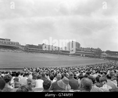 General view of the crowd at Lord's Stock Photo - Alamy