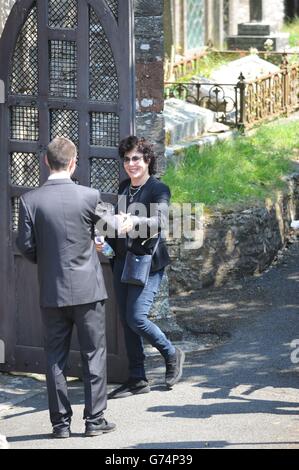 Ruby Wax arrives for the funeral of Rik Mayall at St George's church in ...