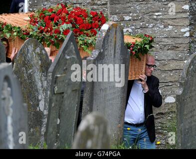 Rik Mayall funeral Stock Photo - Alamy