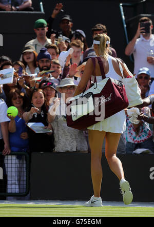 Russia's Maria Sharapova signs autographs as she celebrates after ...