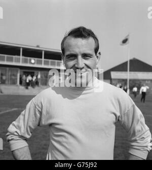 Sheffield Wednesday and England goalkeeper Ron Springett (r) poised ...