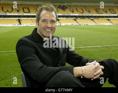 Wolverhampton Wanderers striker Steve Bull tries his hand at ...