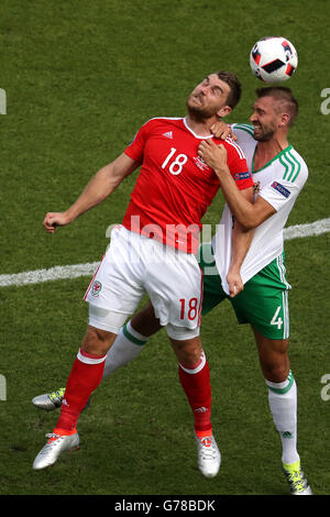 Wales' Sam Vokes (left) and Gareth Bale (right) during the training ...