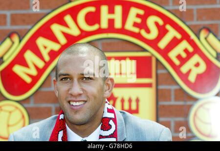 Manchester United's new signing, American goalkeeper Tim Howard, is ...