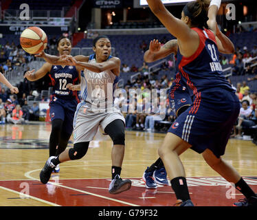 Washington Mystics forward Tianna Hawkins (21) deflects a shot by Las ...