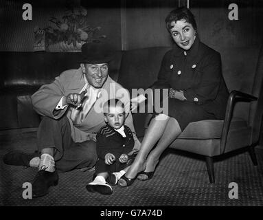Elizabeth Taylor, with husband Michael Wilding, holding their sons ...