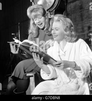 JULIET MILLS WITH SISTER HAYLEY IN NEW YORK ; 22 DECEMBER 1964 Stock Photo - Alamy