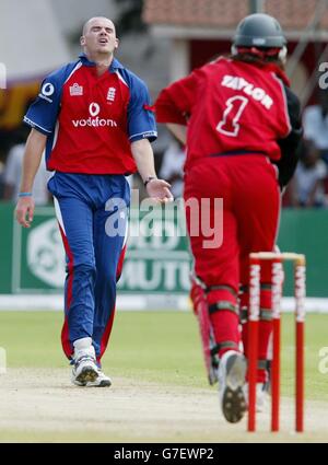 James Anderson bowling for England Stock Photo - Alamy
