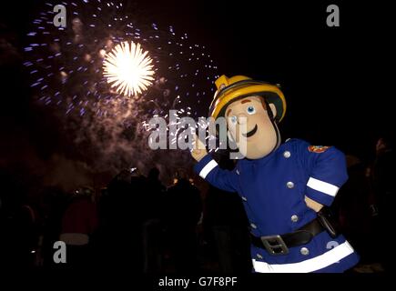 fireworks display bonfire night 2014 exploding firework Stock Photo - Alamy