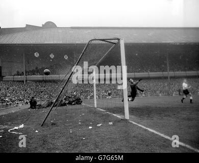 (L-R) Fulham goalkeeper Tony Macedo and Leicester City's Ken Leek watch ...