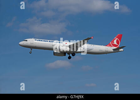 A Turkish Airlines Airbus 321 landing at Copenhagen Kastrup Airport ...