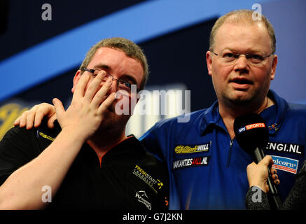 Stephen Bunting (left) in the quarter-final match against Peter Wright ...