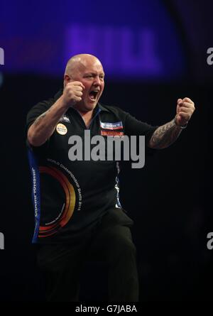 Andy Hamilton celebrates victory over Gary Anderson Stock Photo - Alamy