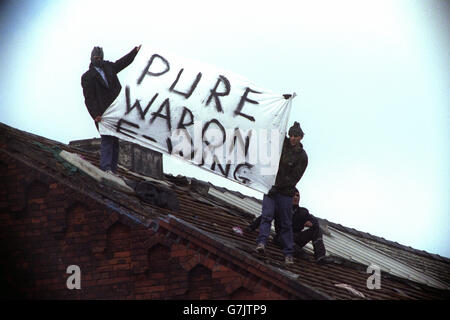 Strangeways Prison Riots 1990. Prisoners sit on the roof in protest ...