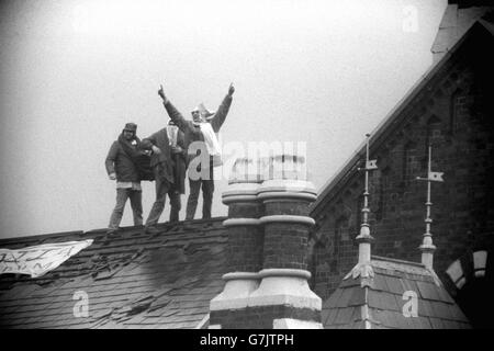 Strangeways Prison Riots 1990. Prisoners sit on the roof in protest ...