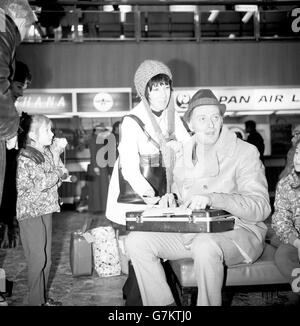 Entertainment - Barrie Ingham - Heathrow Airport, London Stock Photo ...