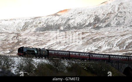 The 6233 Duchess Of Sutherland steam train crosses the Ribblehead ...