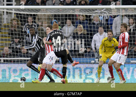 Newcastle United's Jack Colback (centre) scores their first goal of the ...