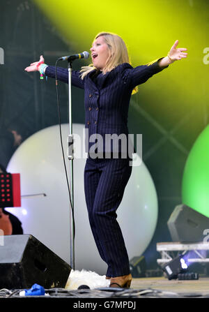 SARAH CRACKNELL, SAINT ETIENNE, GLASTONBURY 94: Singer Sarah Cracknell ...