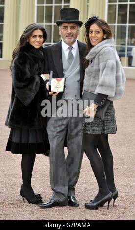 Hanah (left) and Jemma Caan, stand with their father James Caan, as he ...