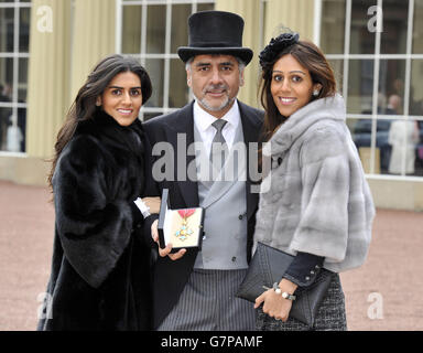 Hanah (left) and Jemma Caan, stand with their father James Caan, as he ...
