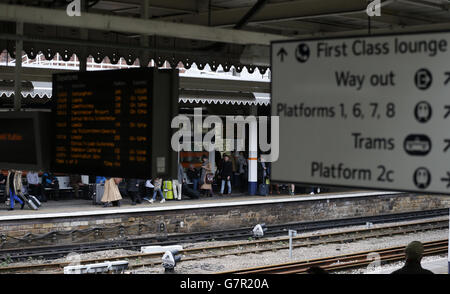 Transport Stock. Train signs at Sheffield station Stock Photo - Alamy