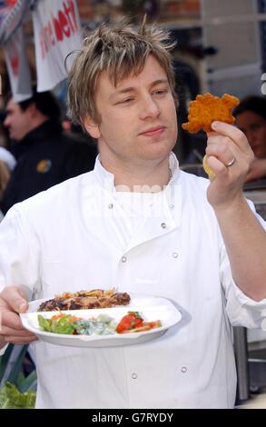 Jamie Oliver serves dinners to children - Leicester Square. Celebrity ...