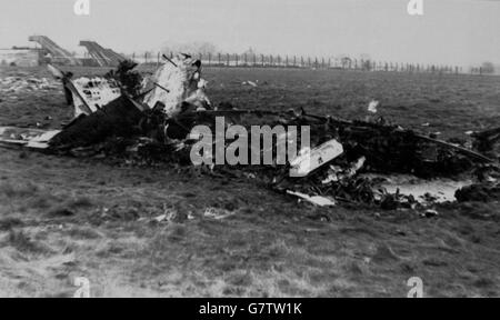 wreckage-from-the-twin-engined-beechcraft-90-mail-plane-lies-strewn