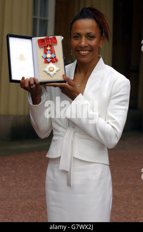 Athlete Kelly Holmes at Buckingham Palace with her father Derrick ...