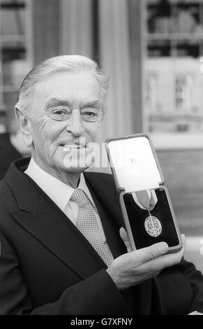 LAWRENCE OF ARABIA, director David Lean (left) and Alec Guinness, on ...