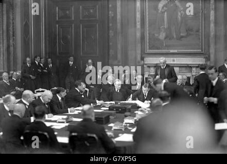 Austen Chamberlain and Stanley Baldwin sign the Locarno Treaty 1925 ...