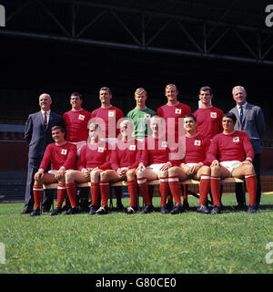 Nottingham Forest team group: (back row, l-r) trainer A Taylor, Horace ...