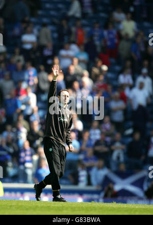Celtic manager Martin O'Neill salutes the fans following the William ...