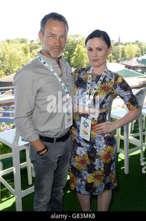 Stephen Moyer and wife Anna Paquin attend the 2014 Vanity Fair Oscar ...