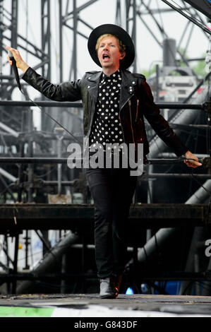 Beck performs at the Glastonbury music festival Stock Photo - Alamy