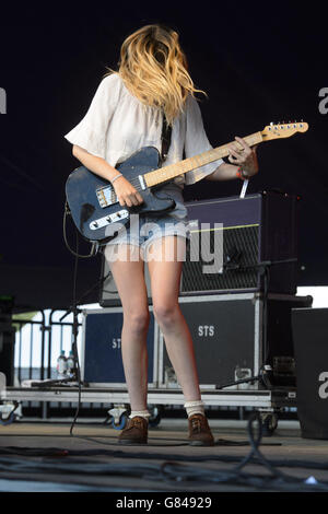 Ellie Rowsell of Wolf Alice performing on the Pyramid Stage at the ...