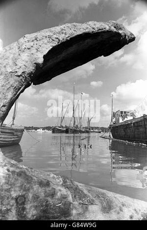 Old barges at Pin Mill in Suffolk. Thames sailing barge Melissa in the ...