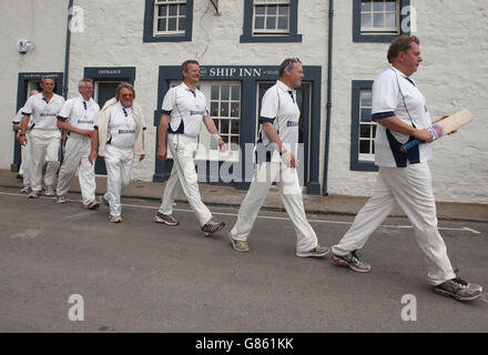 Ship Inn captain Graham Bucknall speaks to his team Stock Photo - Alamy