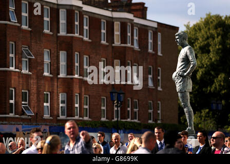 Statue of Peter Osgood at Chelsea Football Club, London Stock Photo - Alamy