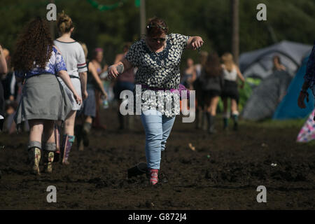 Reading Festival 2015. Festival goers walking in the mud on the first ...