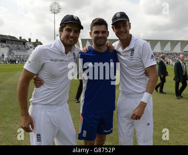 England's Alastair Cook, James Anderson and Stuart Broad Stock Photo ...