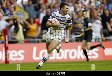 Tom Briscoe (2) of Leeds Rhinos runs forward with the ball Stock Photo ...