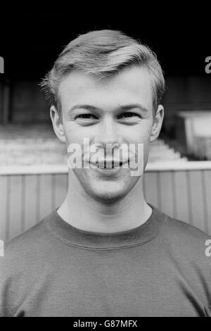Nottingham Forest goalkeeper Peter Grummitt is challenged by Chelsea ...