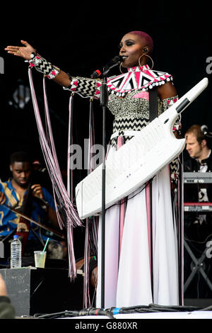 Laura Mvula performs at the Glastonbury music festival Stock Photo - Alamy