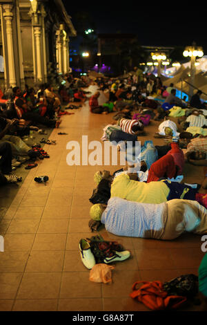 Hindu devotees sleeping on the Batu Cave temple floor, Kuala Lumpur ...