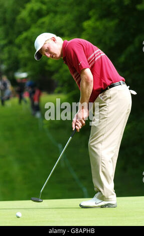 Richard Green putts during the first round of the BMW PGA Championship ...