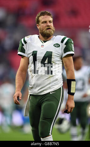 Miami Dolphins quarterback Ryan Fitzpatrick (14) throws in first half ...